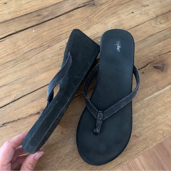 Mossimo Supply Co. | Shoes | 52 Mossimo Black Wedge Flip Flop Guc 7 ...